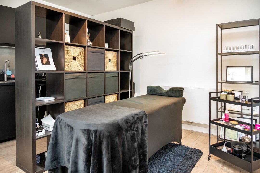Dr Brow Studio | Beauty Salon in Van der Hooplaan, Noord-Holland - Treatwell