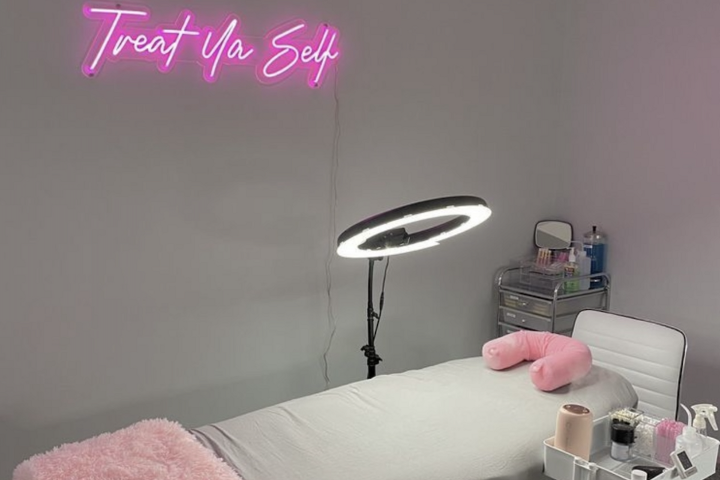 Vee Aesthetics | Treatment Room - Beauty in Commercial Road, London ...