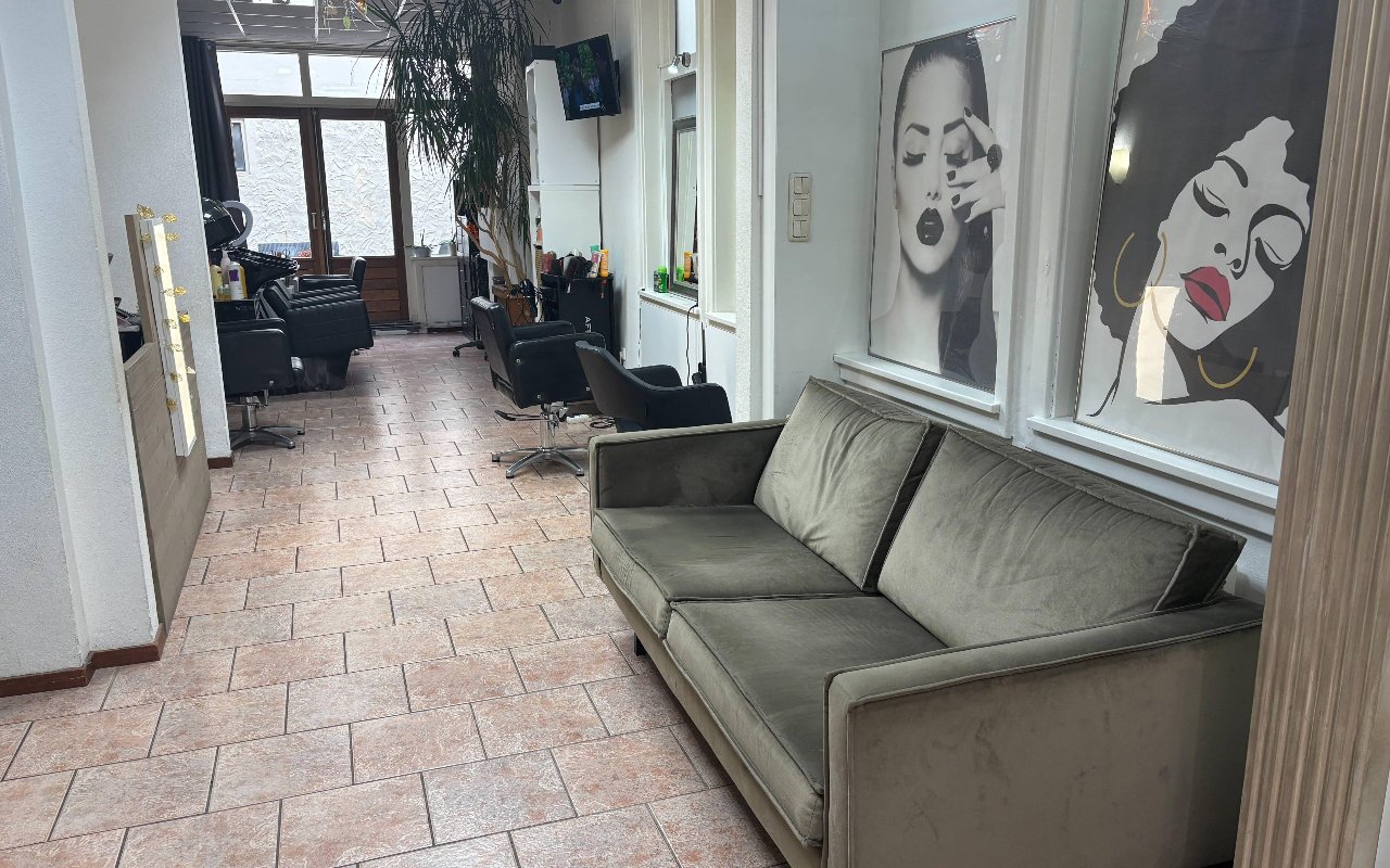 Ladies' Afro Haircuts near Zwanestraat, Groningen - Treatwell