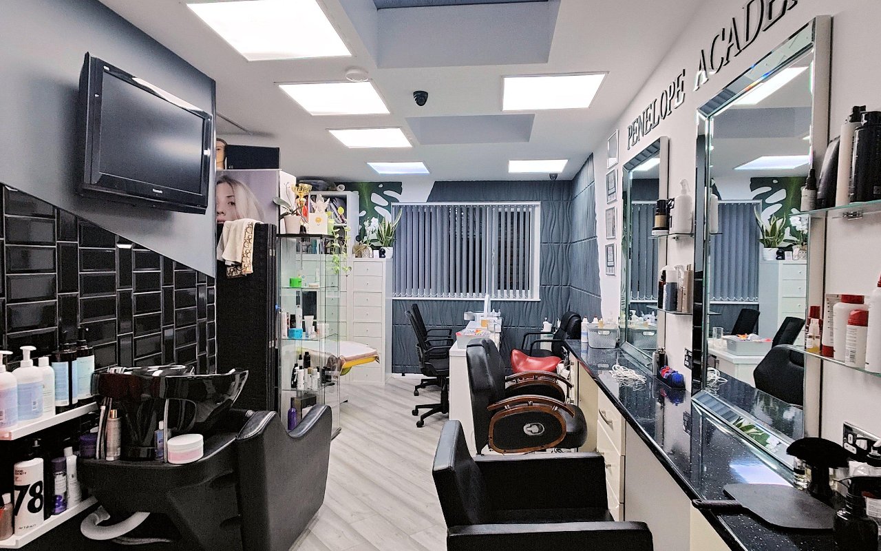 Ladies' Hair Bleaching in Gloucester - Treatwell