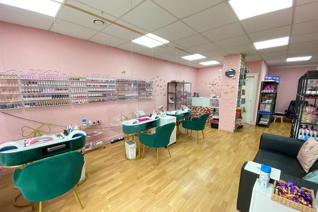 Ellen's Nails & Beauty