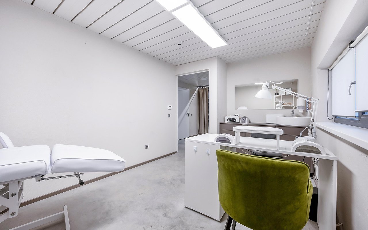 Japoniškas manikiūras šalia Panemune, Kaunas - Treatwell