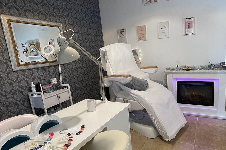 Valentina Salvia Nail Studio | Nagelstudio in Laim, München - Treatwell