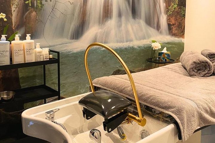 Gold and Glow | Beauty Salon in Stripheldenbuurt, Almere - Treatwell